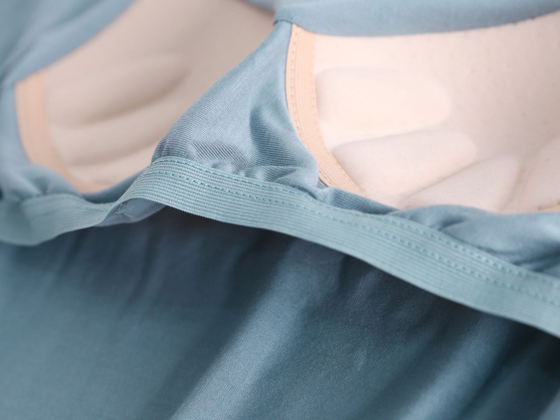 【台灣現貨】莫代爾英文印花Bra上衣 短袖 無鋼圈 braT 罩杯上衣 一體式半袖 免穿內衣 - JDUDS平價批發工廠 - iOPEN Mall